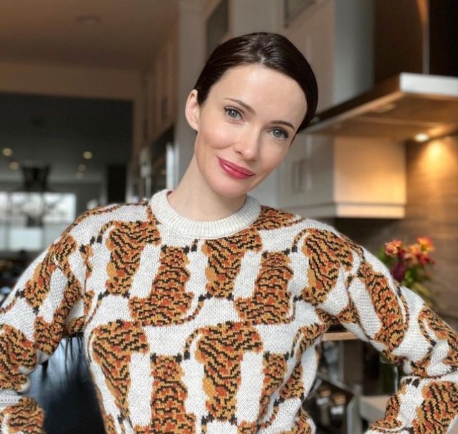 Did Elizabeth Tulloch Gone Through ICL Surgery? Husband, Career And ...