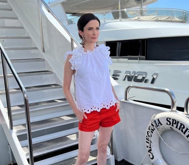 Did Elizabeth Tulloch Gone Through ICL Surgery? Husband, Career And ...