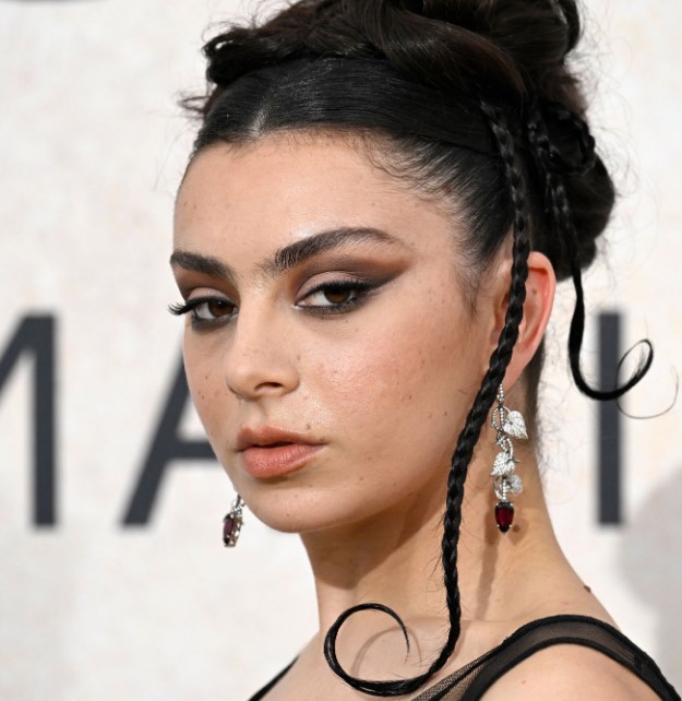 Charli XCX: Is She A Lesbian? Age, Bio, Relationship, Affairs, Height ...