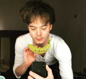 Who Is Charlie Heaton Parents? Meet Crispy Heaton & Shelly Lowe, Dating ...