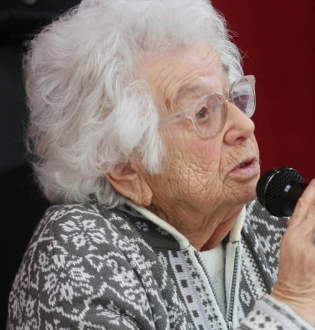 Esther Senot: What Is Her Age? Height, Weight, Relationship, Affairs ...