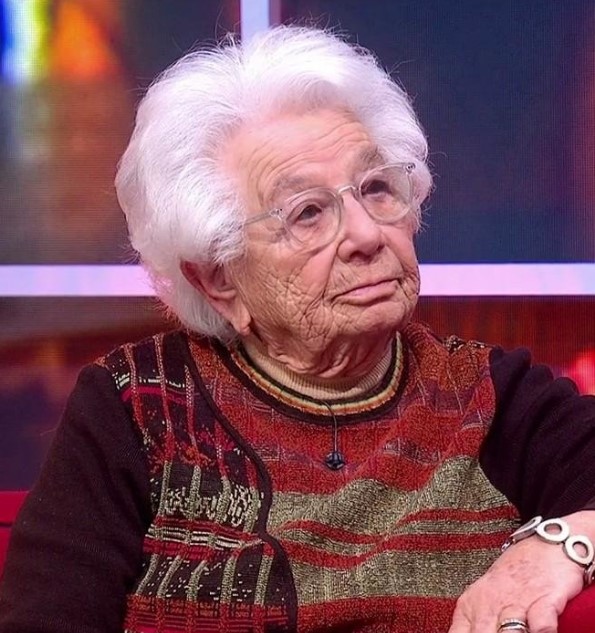 Esther Senot: What Is Her Age? Height, Weight, Relationship, Affairs ...