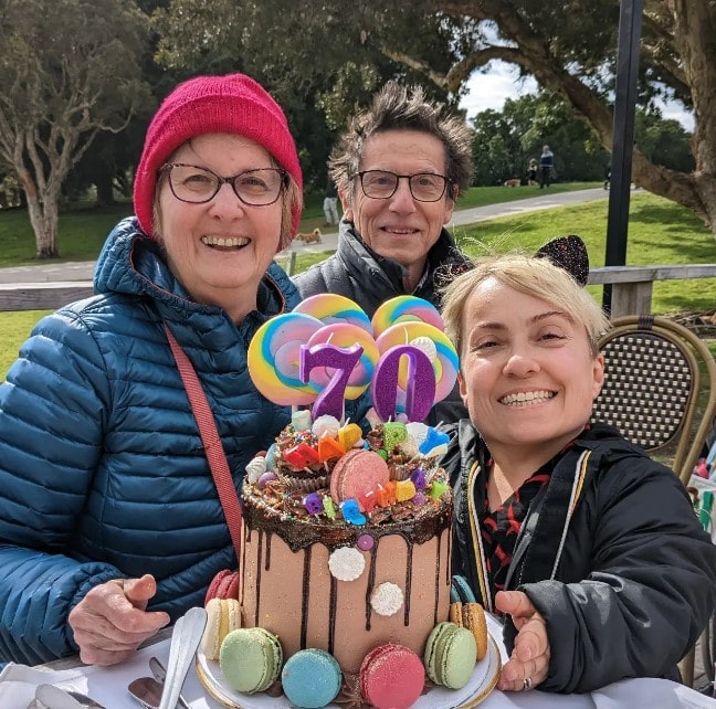 Who Are Peta And Melanie (Kiruna Stamell Sisters)? Career, Dwarfism ...