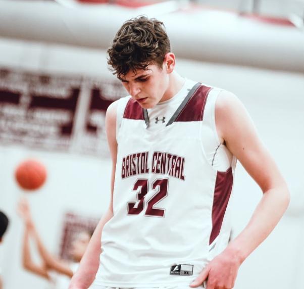 Meet Donovan Clingan: The Teen Basketball Star with Supportive Parents ...