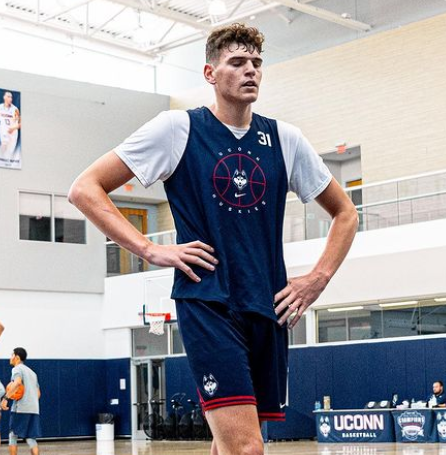 Meet Donovan Clingan: The Teen Basketball Star with Supportive Parents ...