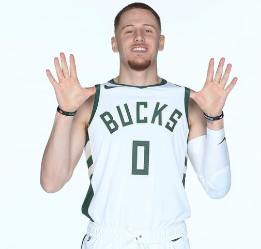 Has Donnie DiVincenzo Long Hair Look Real Or Wig?