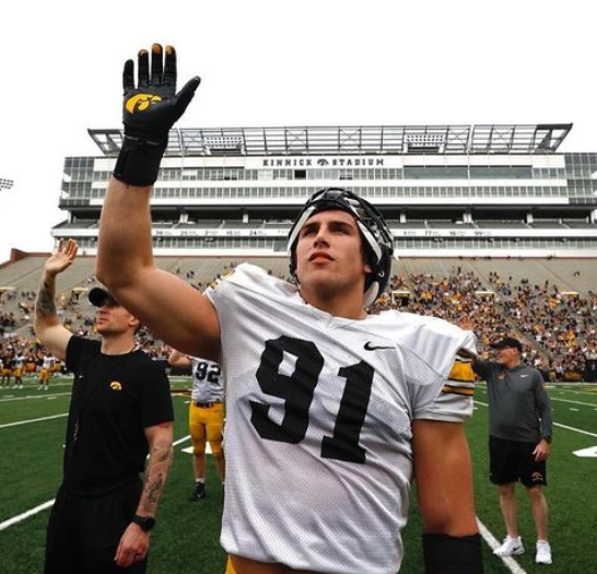 Lukas Van Ness (NFL Draft) Religion: Mother Leanna And Father Jason Van ...