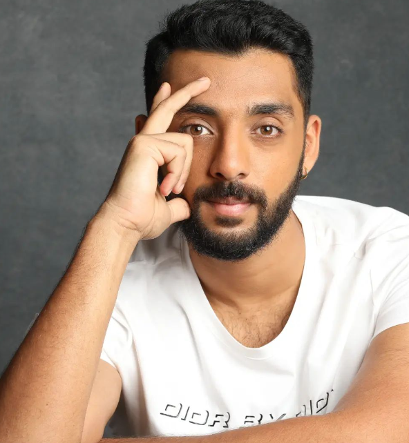 Varun Chakravarthy Family Tree: Parents C.V. Vinod And Malini ...