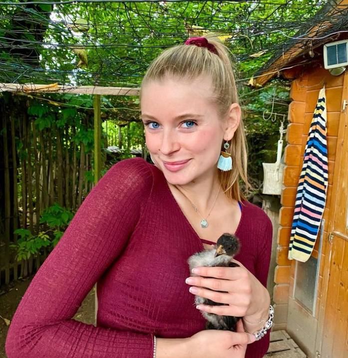 Who Is Romy Deckert? Meet Claudelle Deckert's Daughter, Bio, Pet Dog ...