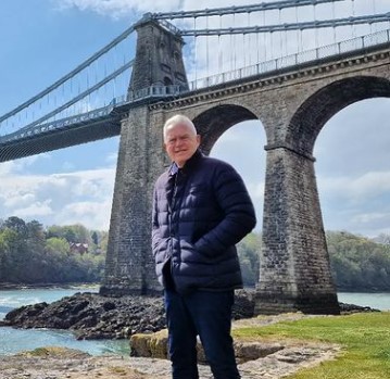 Huw Edwards: Bio, Wiki, Parents, Sister, Family And More