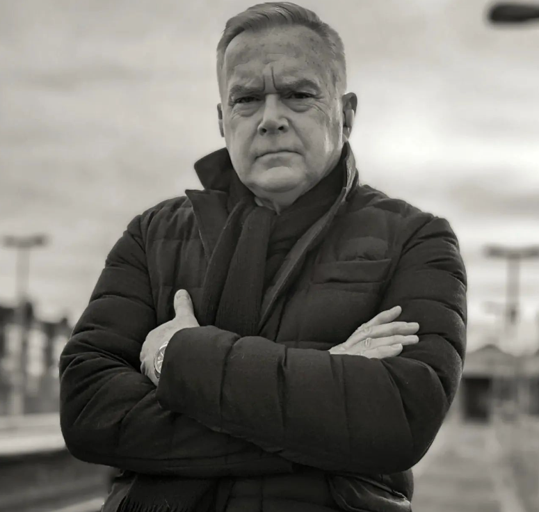 Why Fans Believe Huw Edwards Could Be Gay? Details About His Wife Vicky ...