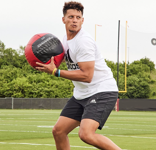 Did Patrick Mahomes Used Braces Or Teeth Whitening? Before And After ...