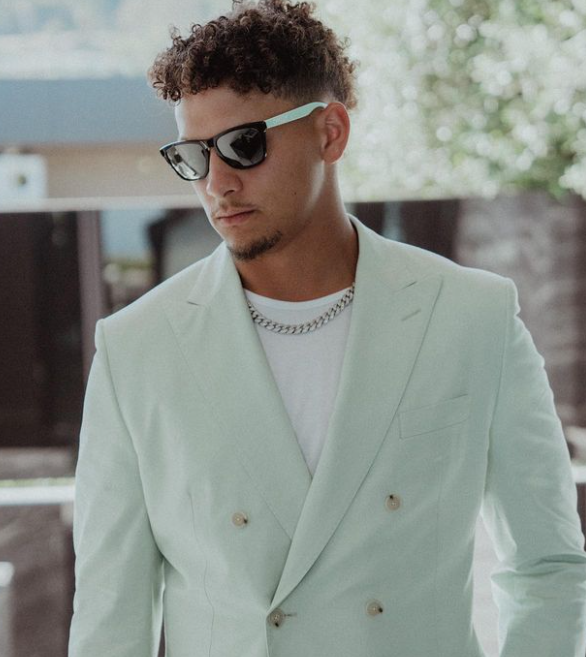 Did Patrick Mahomes Used Braces Or Teeth Whitening? Before And After ...