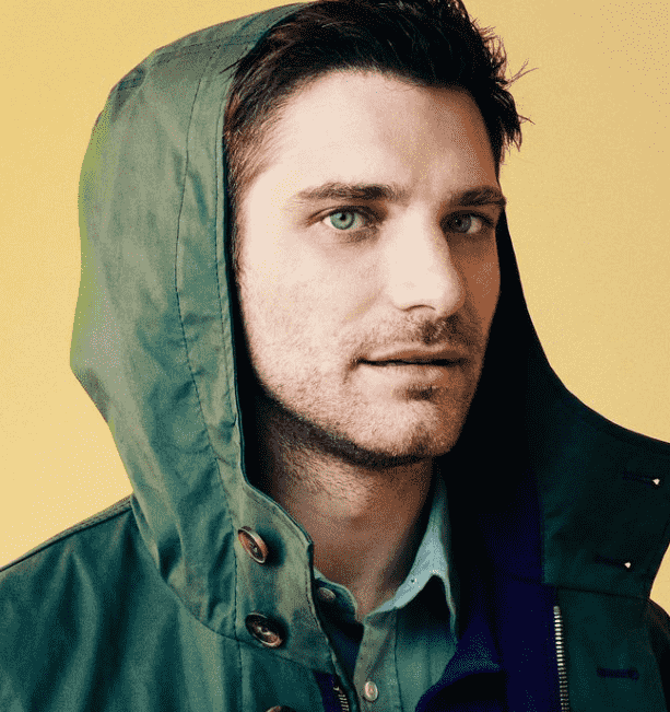 Is The One Piece Live Action Buggy Jeff Ward Gay or not?