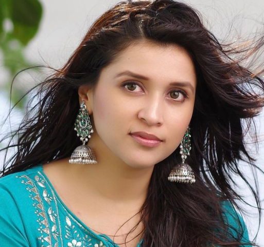 Bigg Boss 17 Contestant Mannara Chopra Cousin Of Priyanka Chopra : Wiki ...