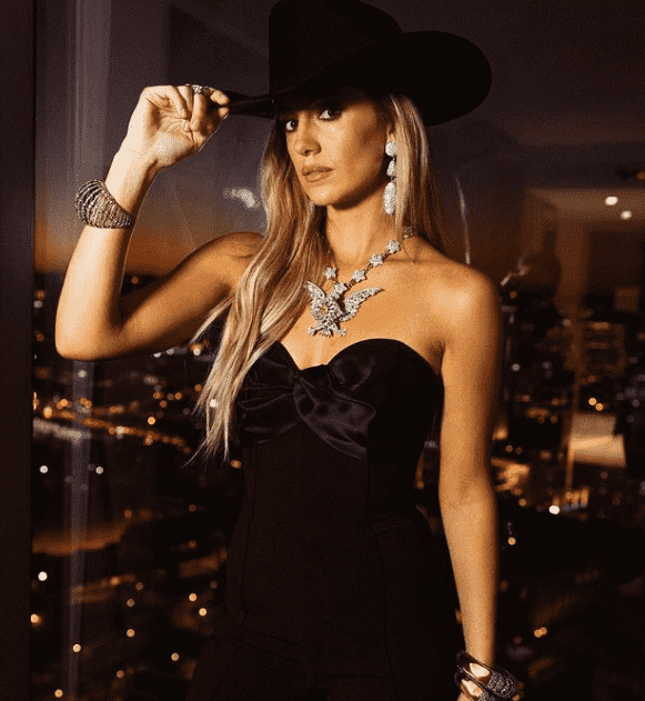 Lainey Wilson's Before Weight Loss Pic Breaks the Internet