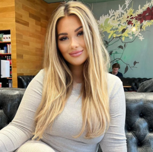 Who Is Shaughna Phillips? Weight Loss Journey, Career, Family, Parents ...