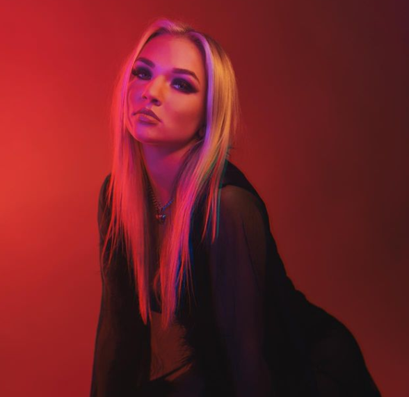 Julia Hart's Family Background Explored: Connection To Hart Family ...