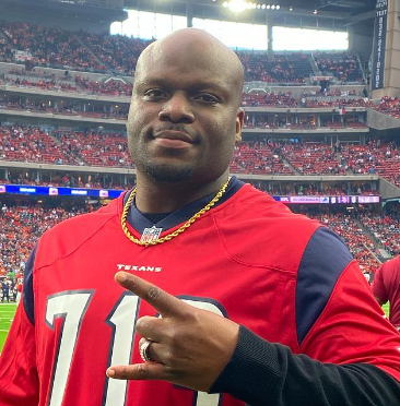 UFC CEO Dana White Signs Derrick Lewis' Cup After Victory at UFC St ...
