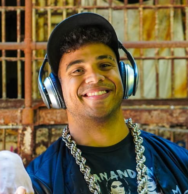 Max Caster Attempts to Recruit 52-Year-Old Retired WWE Legend Chuck ...