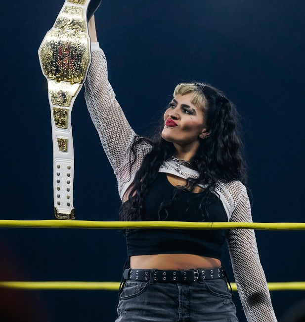 Former WWE Star Steph De Lander Receives Live TV Rose: Her Reaction ...