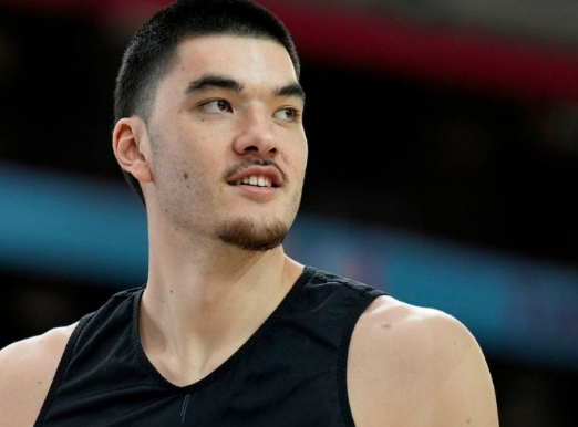 Zach Edey's Laid-Back Style: White Tee and Grey Sweatpants at Grizzlies ...