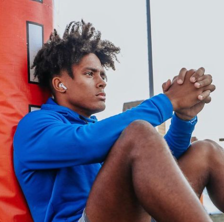 During Matchup Against Oklahoma, Jakobe Thomas' Cheerleader Girlfriend ...