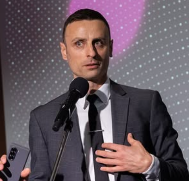 Dimitar Berbatov Uses One Simple Emoji to Describe Manchester United's ...