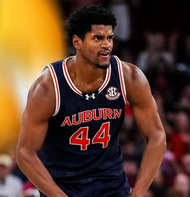Auburn’s Dylan Cardwell Reacts to Johni Broome’s Tough Comeback