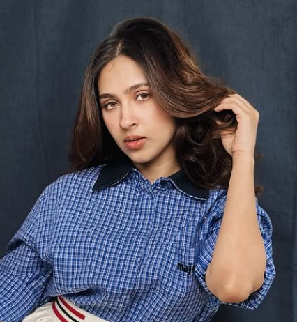 Pashmina Roshan Bio, Age, Family, Career, Movies and More